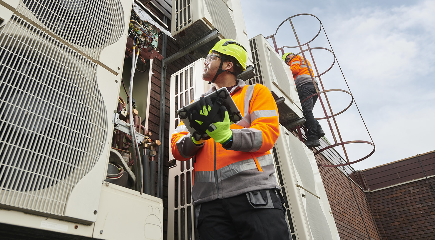 Why Field Service Teams Are Upgrading Their Mobile Tech - Stratix